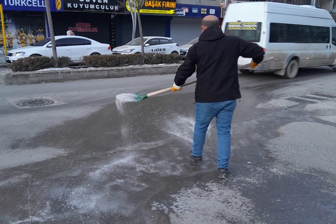 Buzlanan yollara tuzlama çalışması yapıldı